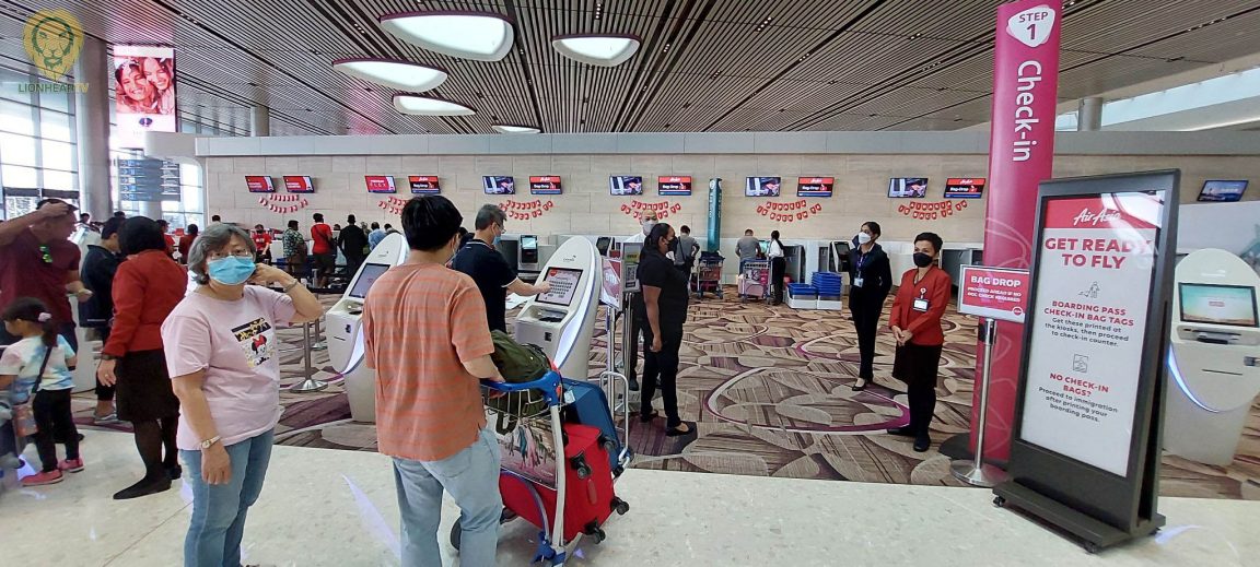 AirAsia is back painting Changi Terminal 4 red! - LionhearTV