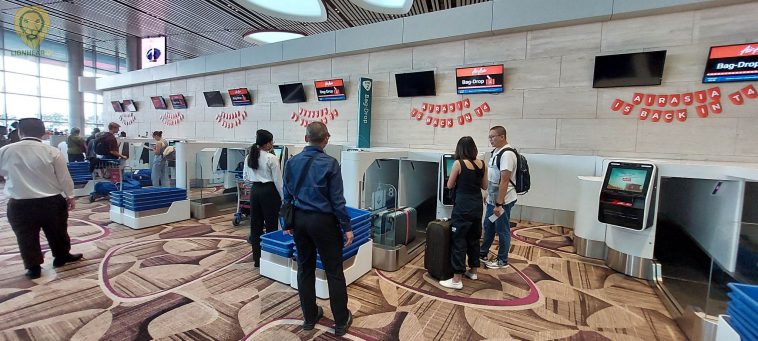 AirAsia is back painting Changi Terminal 4 red! - LionhearTV